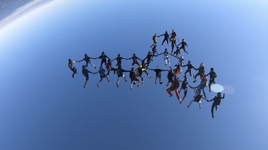 33 Skydivers Break Record for Washington’s Largest Vertical Formation ...